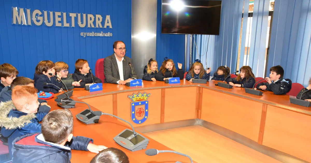Alumnado del Colegio Nuestra Señora de la Merced visita el Ayuntamiento, los estudios de Radio ...